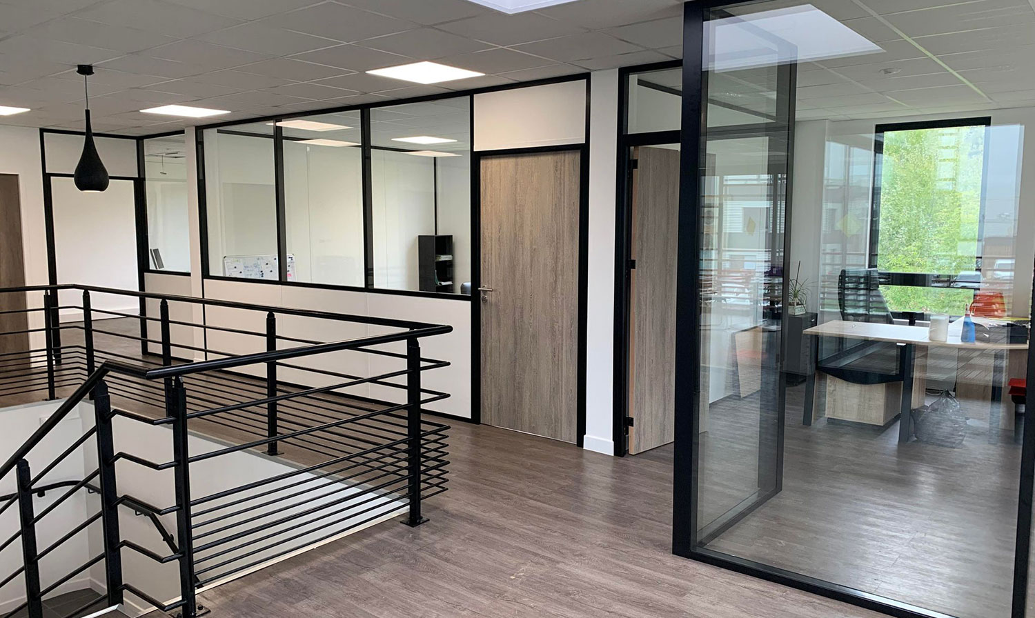 Cloisonnement des nouveaux locaux de la société VMH Diffusion, à ...